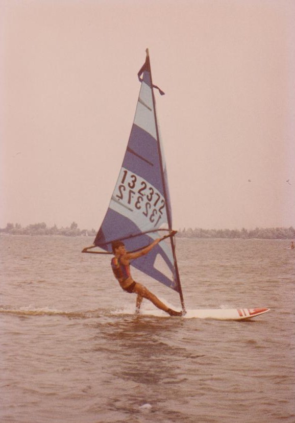 het watersport begin de surfplank een tencate windsurfer